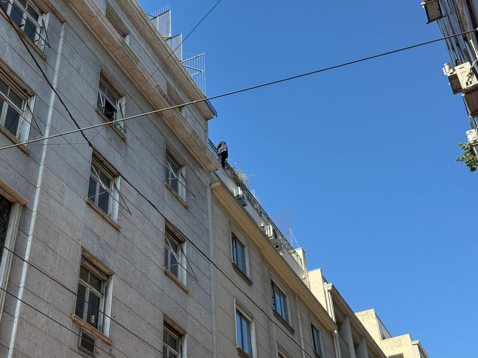 Ομόνοια: Άνδρας απειλεί να πέσει από την ταράτσα του κτίριου της Πολεοδομίας Αθηνών [βίντεο ...